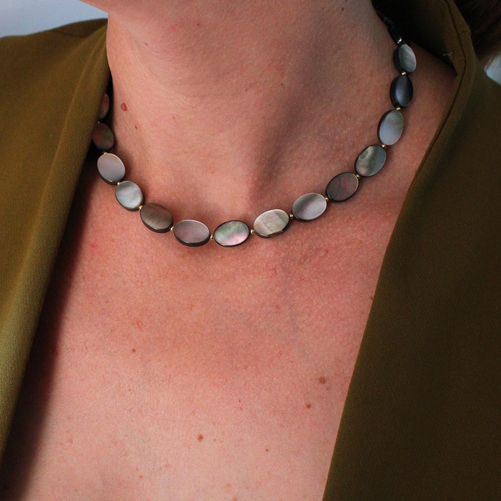 Collier en pastilles ovales de nacre noire naturelle