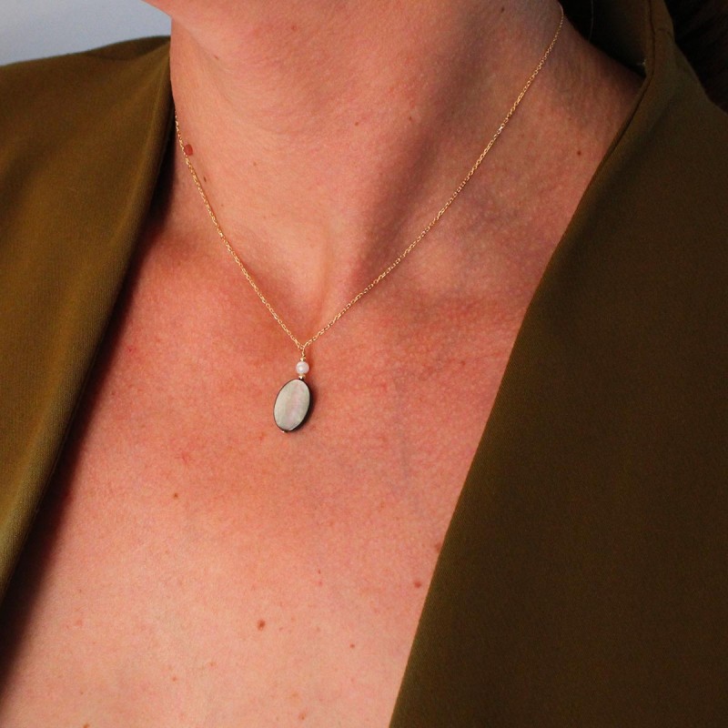 Collier avec pastille de nacre noire et perle de nacre blanche
